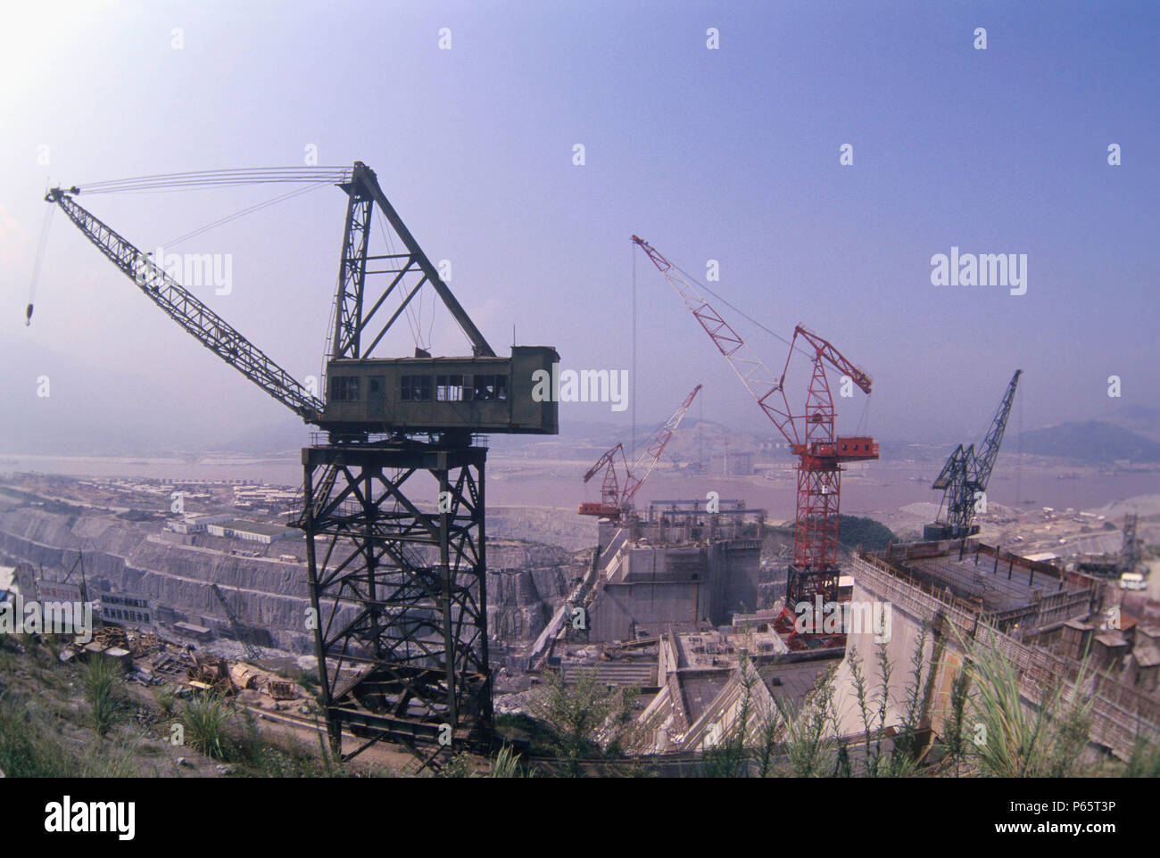 Three gorges dam on yangtze river hi-res stock photography and images ...