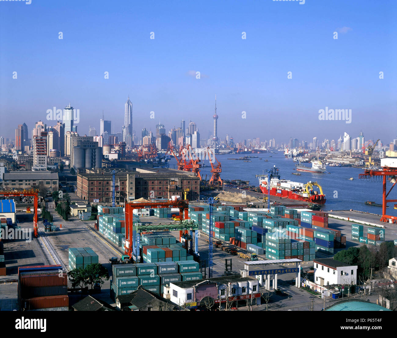 China shipping containers shanghai hi-res stock photography and images ...