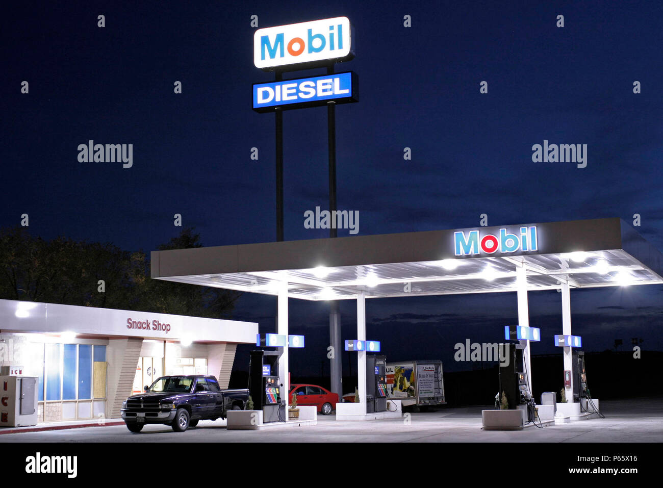 Mobil gas station hi-res stock photography and images - Alamy