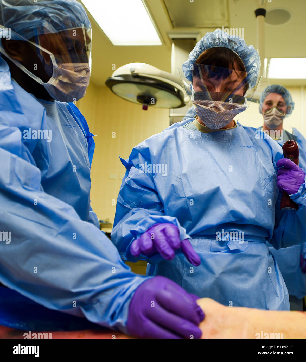 Intraosseous needle hi-res stock photography and images - Alamy