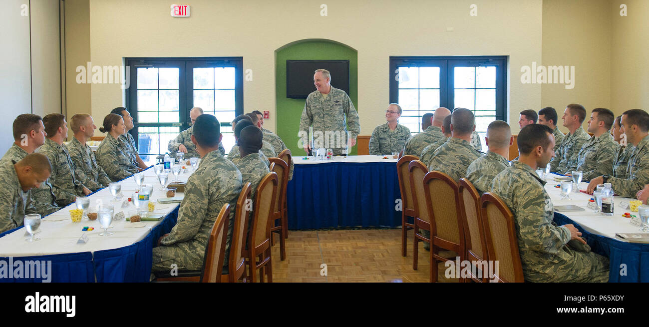 Roundtable meeting perspective hi-res stock photography and images - Alamy