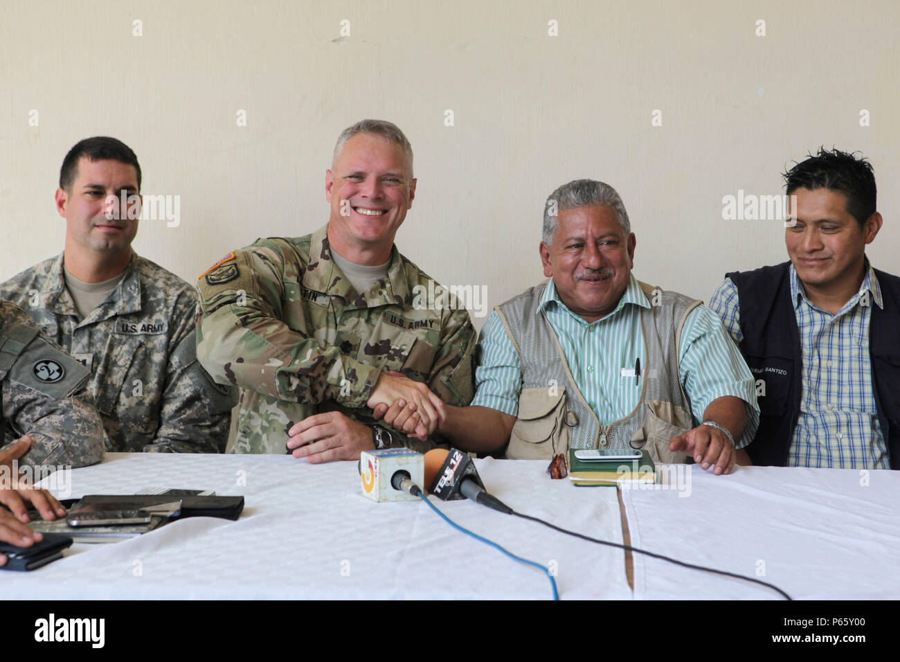 U.S. Army Lt. Col. Darrell Martin Task Force Red Wolf Commander shakes ...