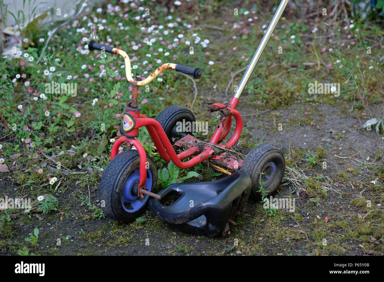 Children and bike hi-res stock photography and images - Alamy