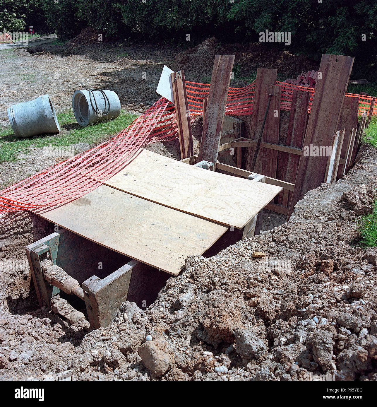 Excavation and trench supports Stock Photo - Alamy
