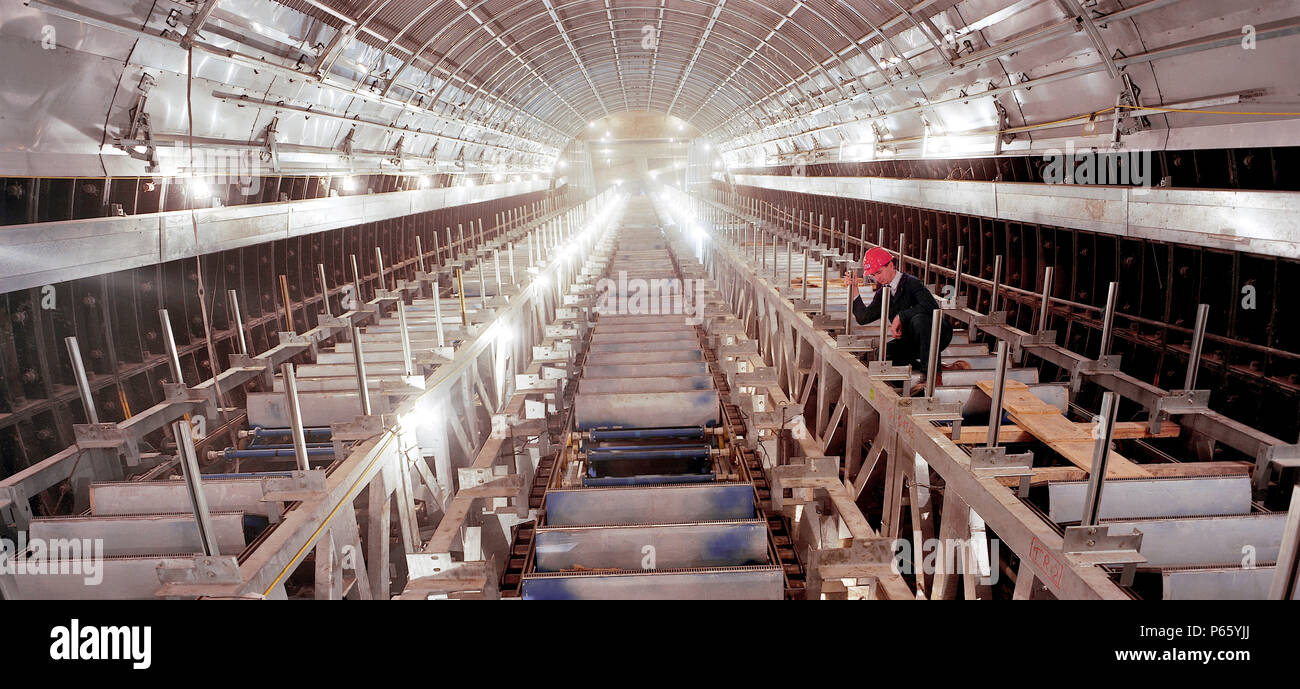 London underground escalator angel hi-res stock photography and images ...