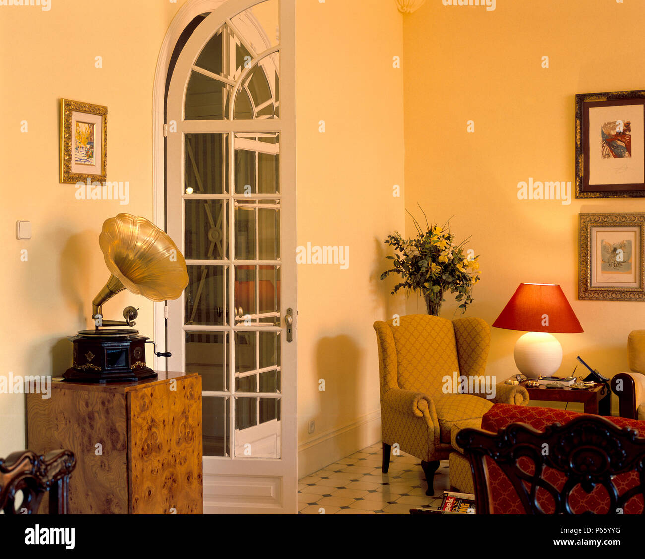 View of a gramophone in the living room Stock Photo - Alamy