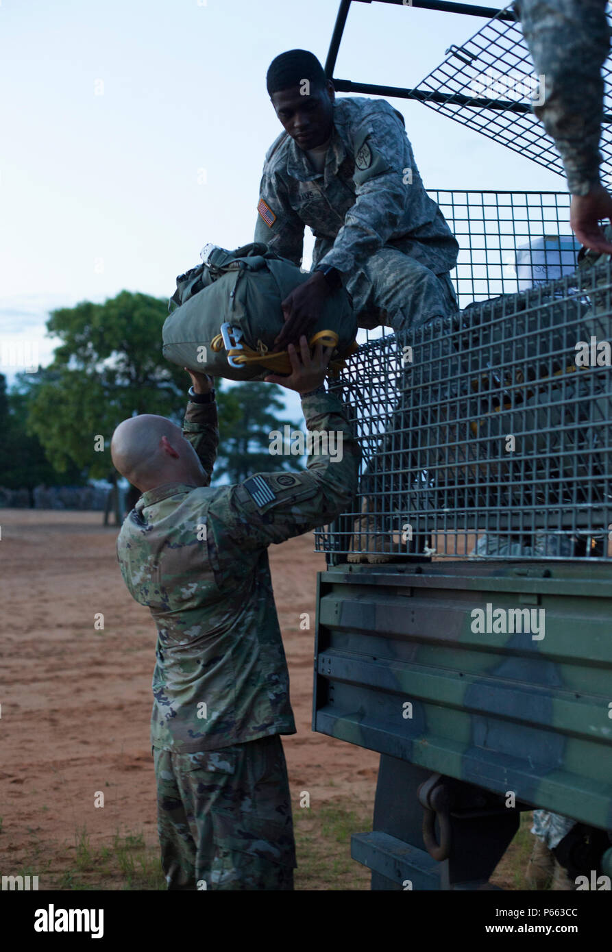 U.S. Army paratroopers from the United States Army Special Operations ...