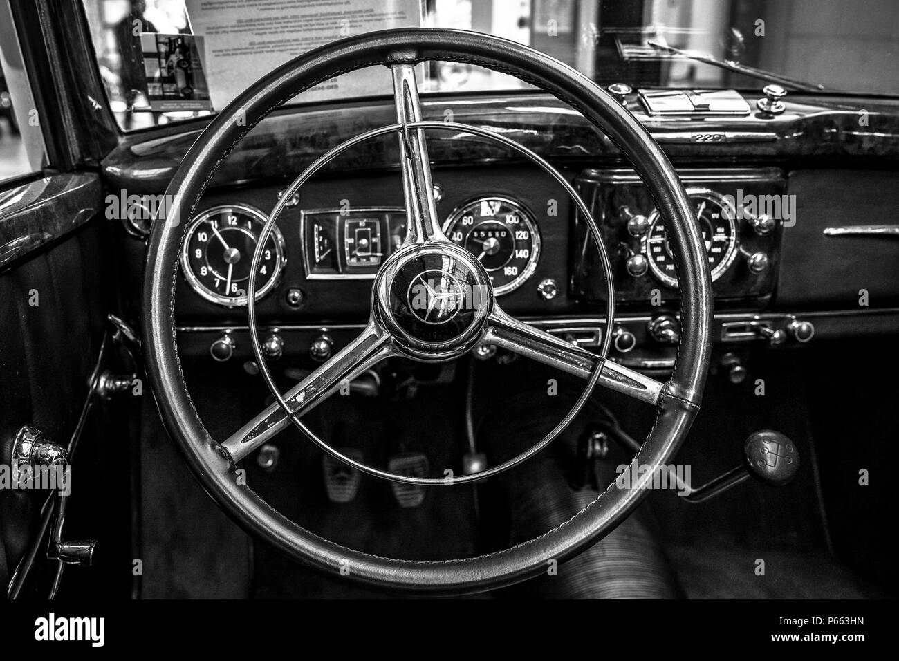 Interior dashboard old mercedes 220 hi-res stock photography and images ...