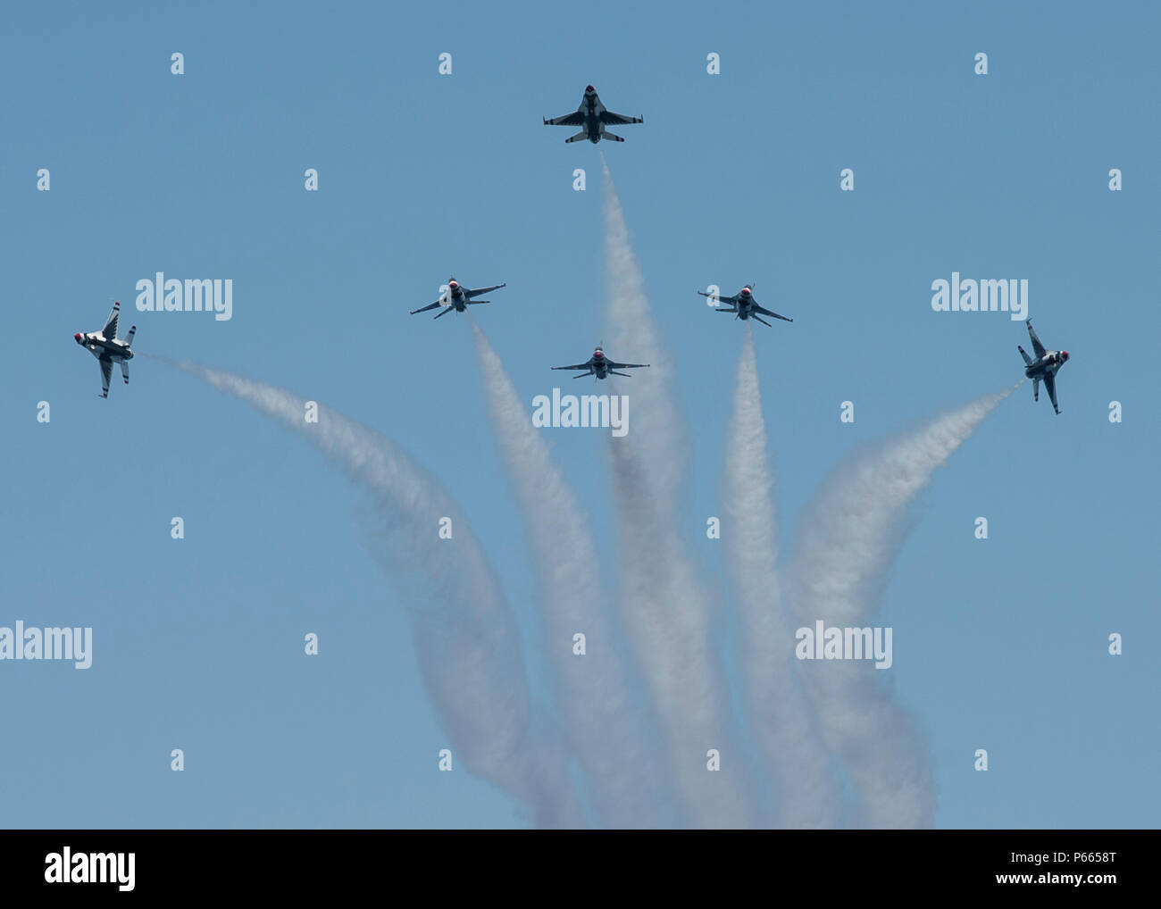 F 16 and delta burst hi-res stock photography and images - Alamy