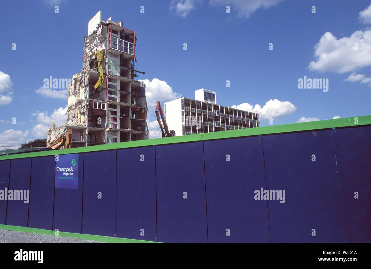 Run down estate hi-res stock photography and images - Alamy