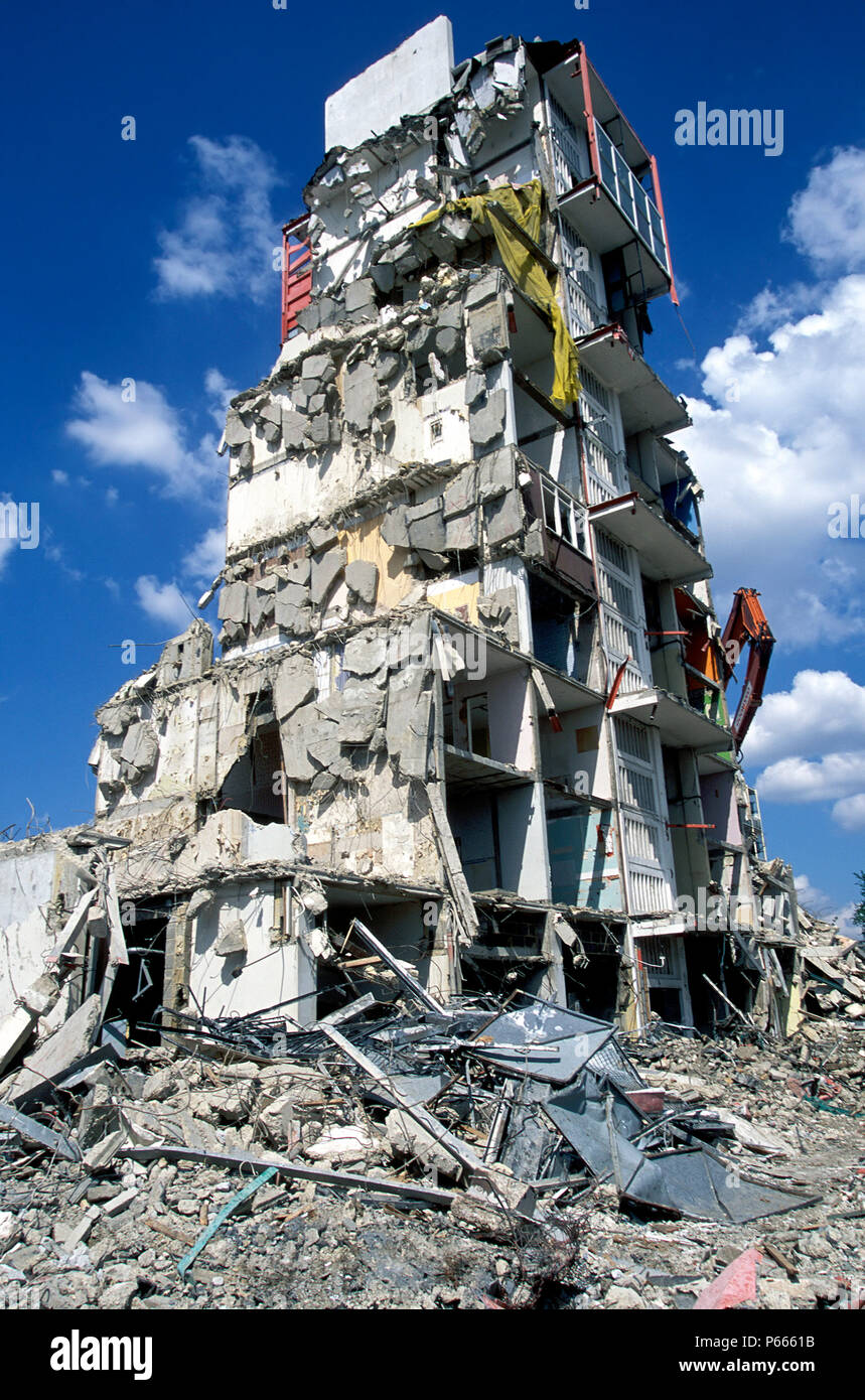 Run down estate hi-res stock photography and images - Alamy