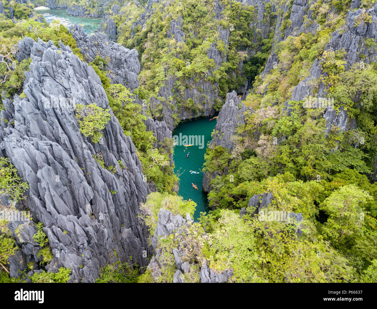 Small island inside lagoon hi-res stock photography and images - Alamy