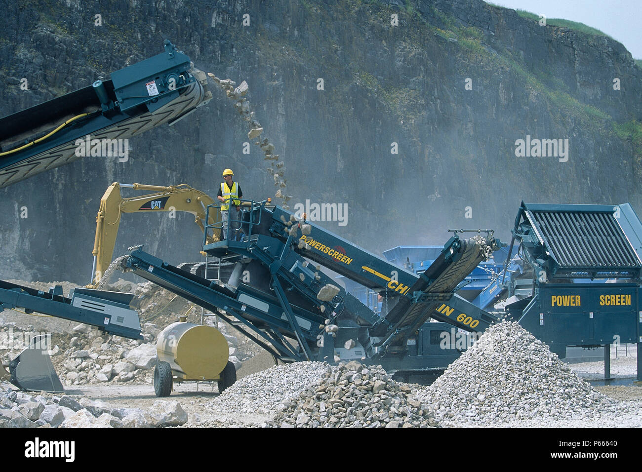 Powerscreen Chieftain 600 aggregate screen on site Stock Photo - Alamy