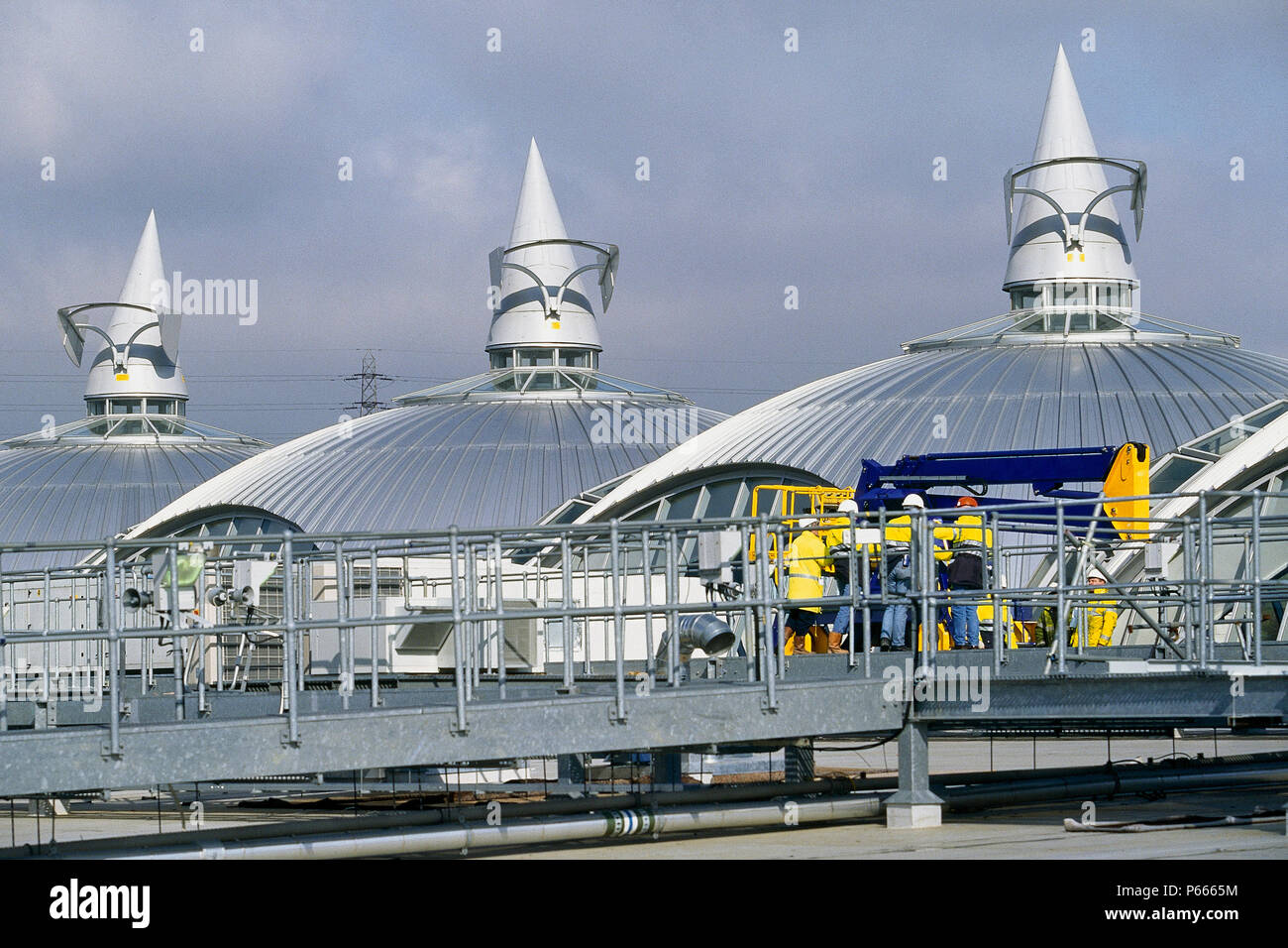 Bluewater shopping centre exterior hi-res stock photography and images ...