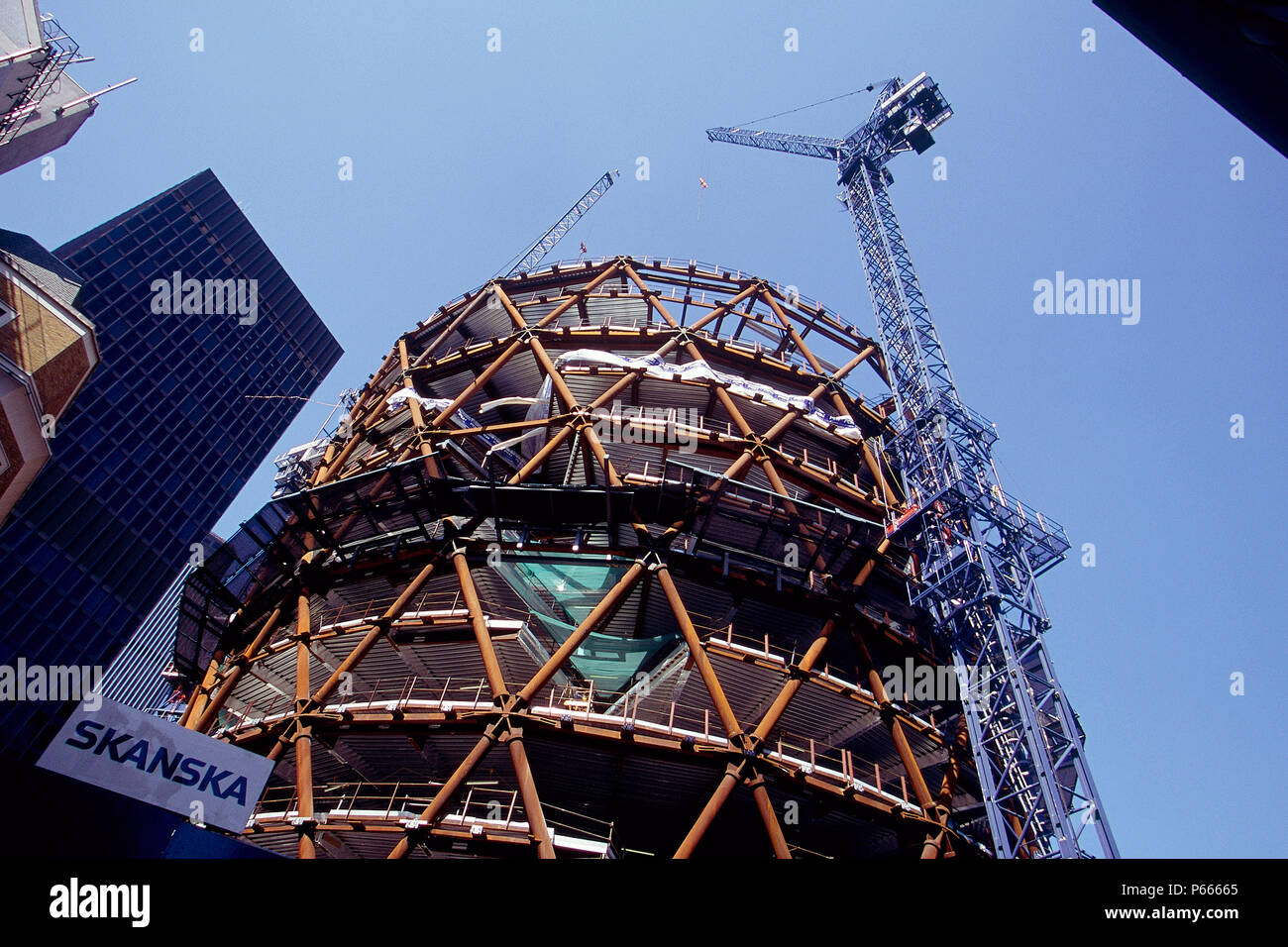 Construction of the Swiss Re Building, the Gherkin, London, United ...