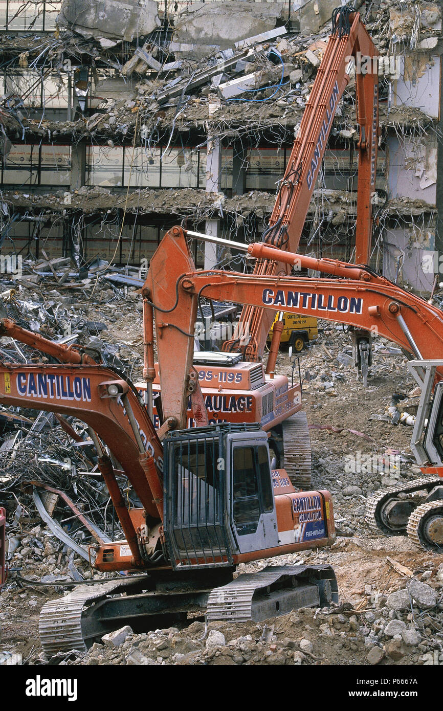 Demolition and site clearance using Fiat-Hitachi crawler excavators ...