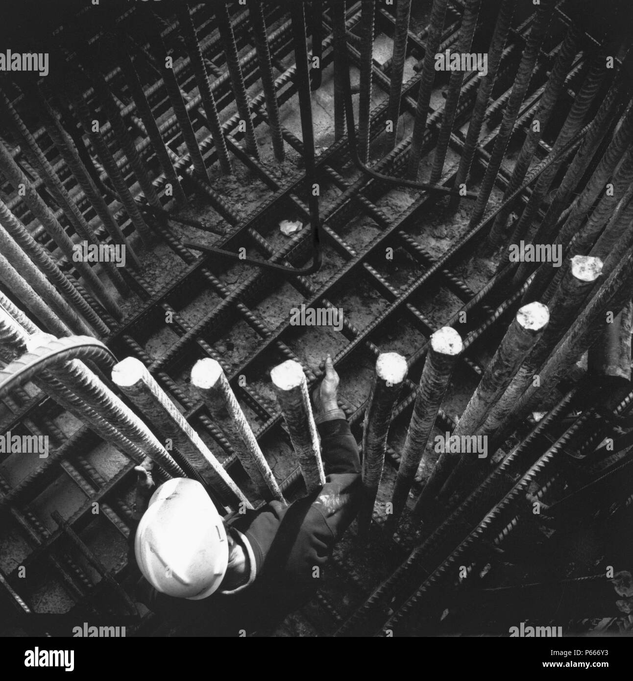 Fixing steel reinforcement for in situ concrete structure Stock Photo ...