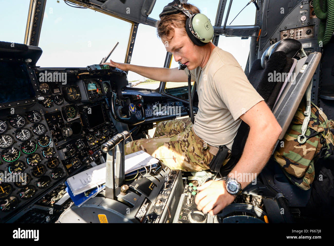 Air force flight engineer hi-res stock photography and images - Alamy