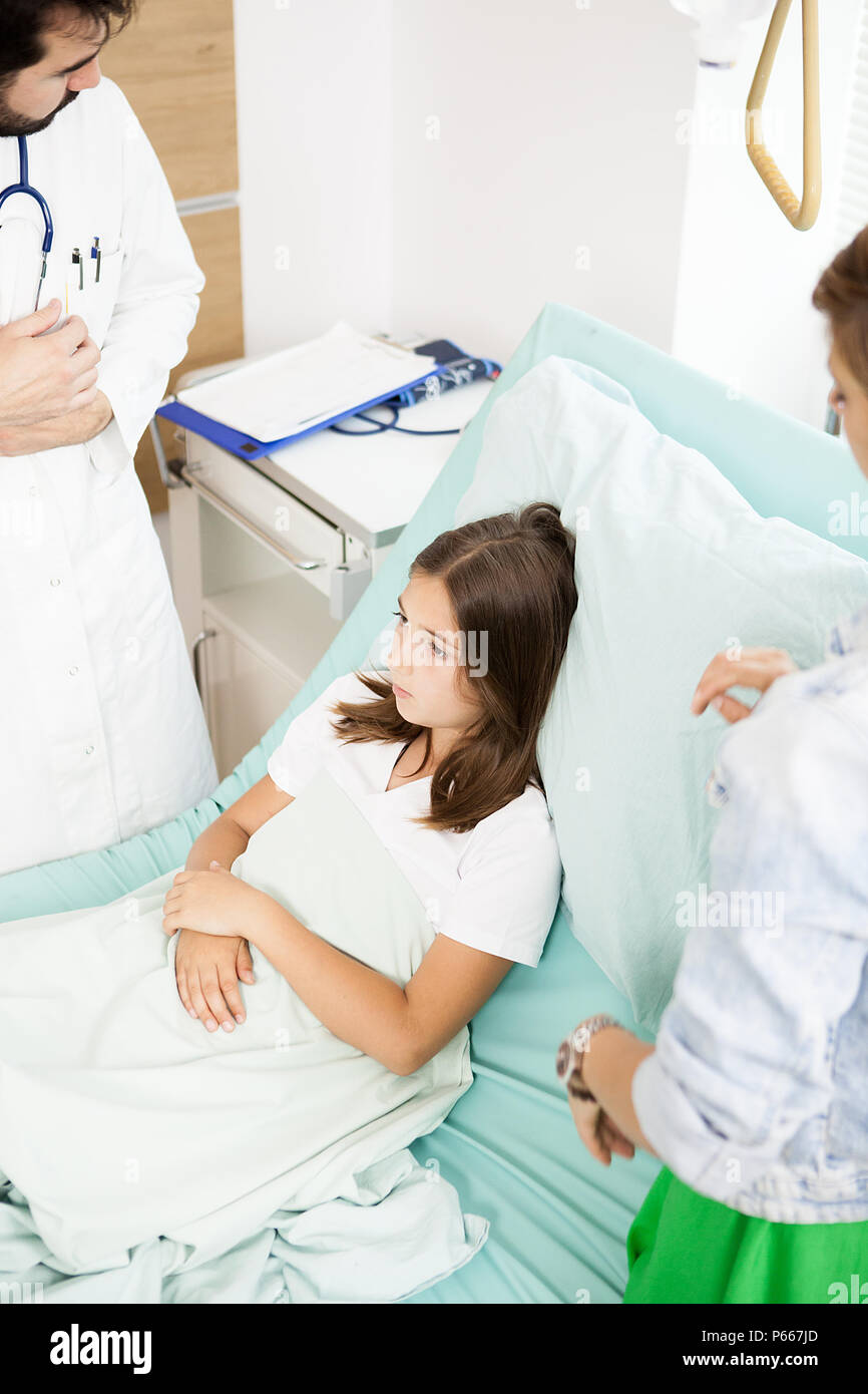 Doctor visiting patient girl Stock Photo - Alamy