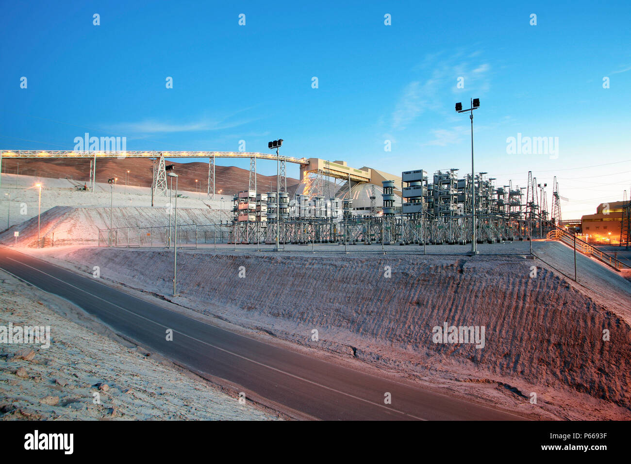 Electricty pylons hi-res stock photography and images - Alamy