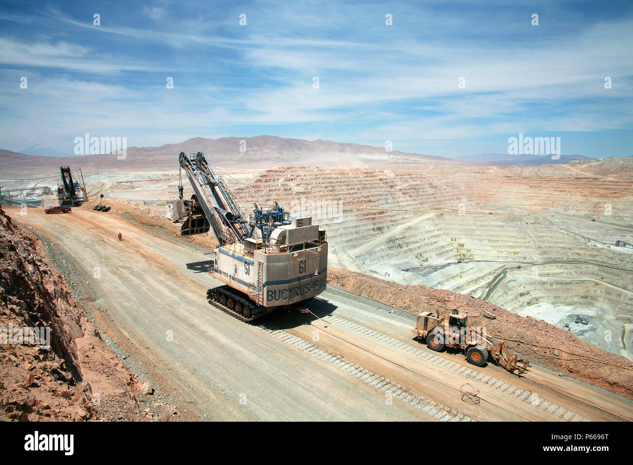 Mining shovel electric shovel loading hi-res stock photography and ...