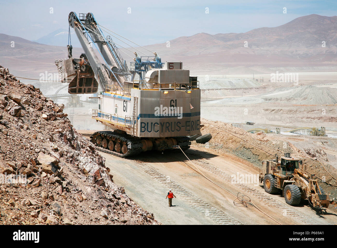 Mining shovel electric shovel loading hi-res stock photography and ...