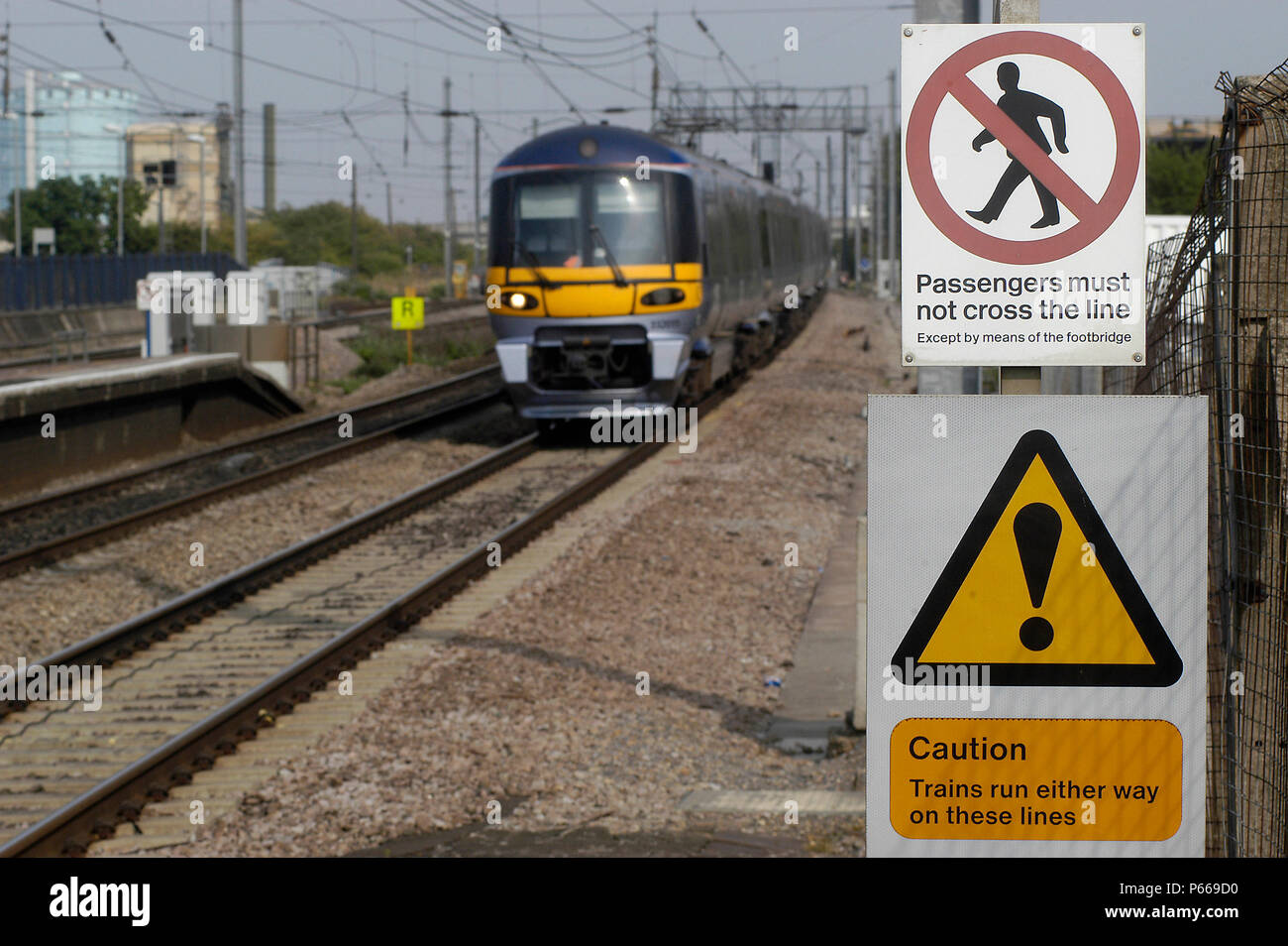 Limited clearance signs hi-res stock photography and images - Alamy