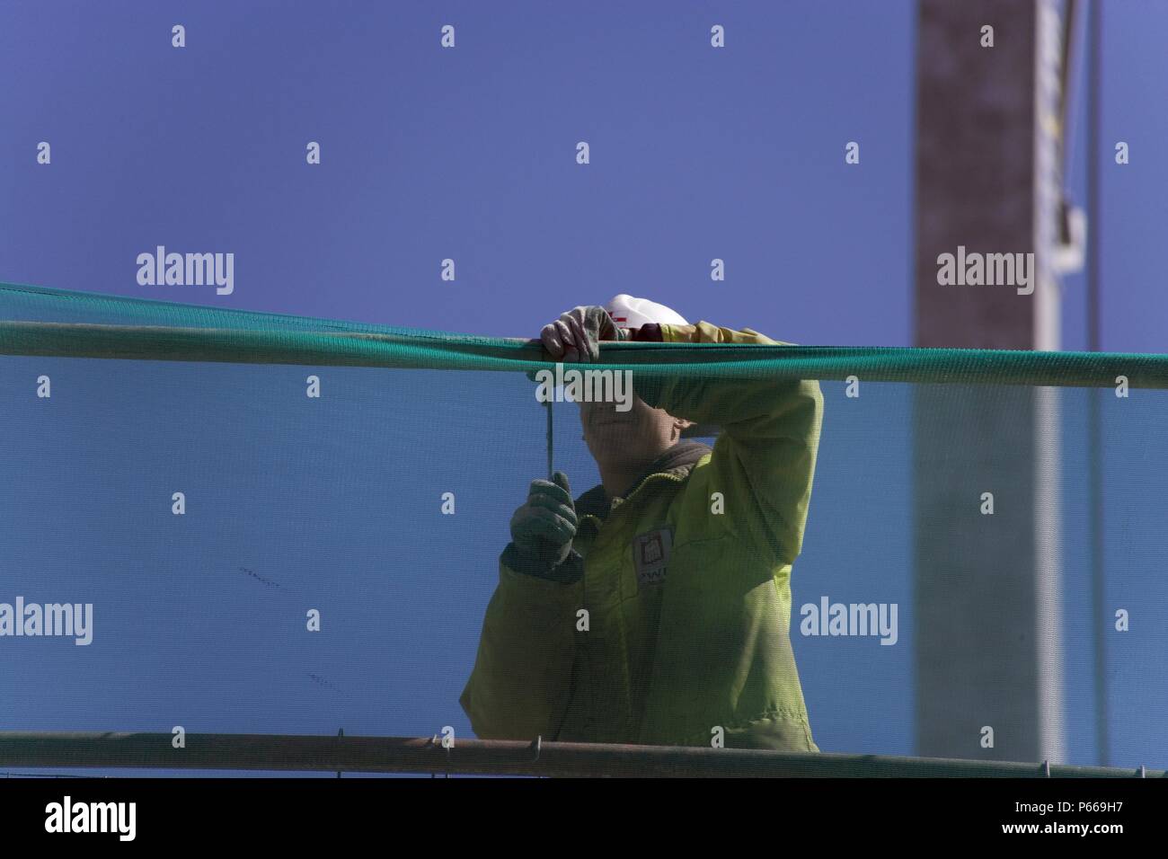Scaffolding blue mesh hi-res stock photography and images - Alamy