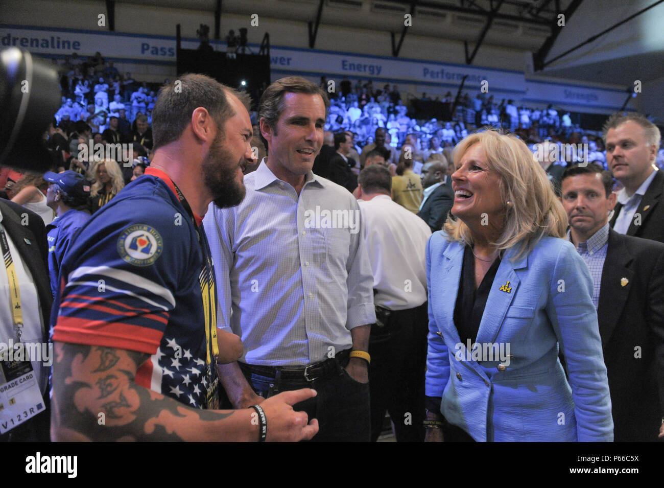 U.S. Air Force veteran Tech Sgt. Leonard Anderson, left, talks with Bob ...