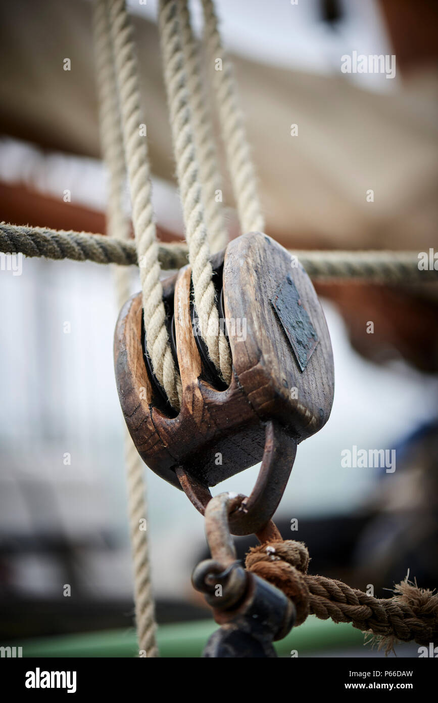 Pulley and cordage hi-res stock photography and images - Alamy