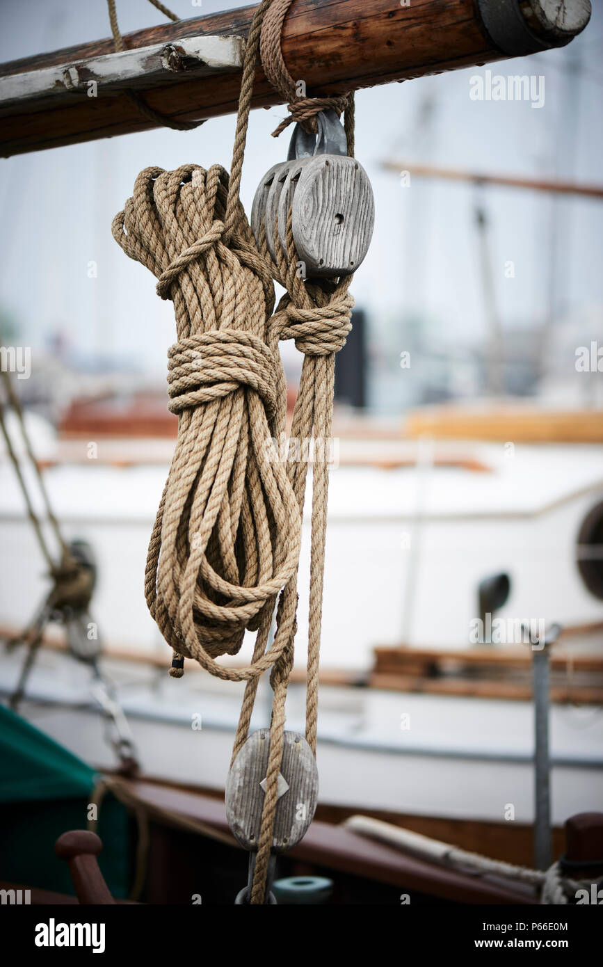 Pulley and cordage hi-res stock photography and images - Alamy