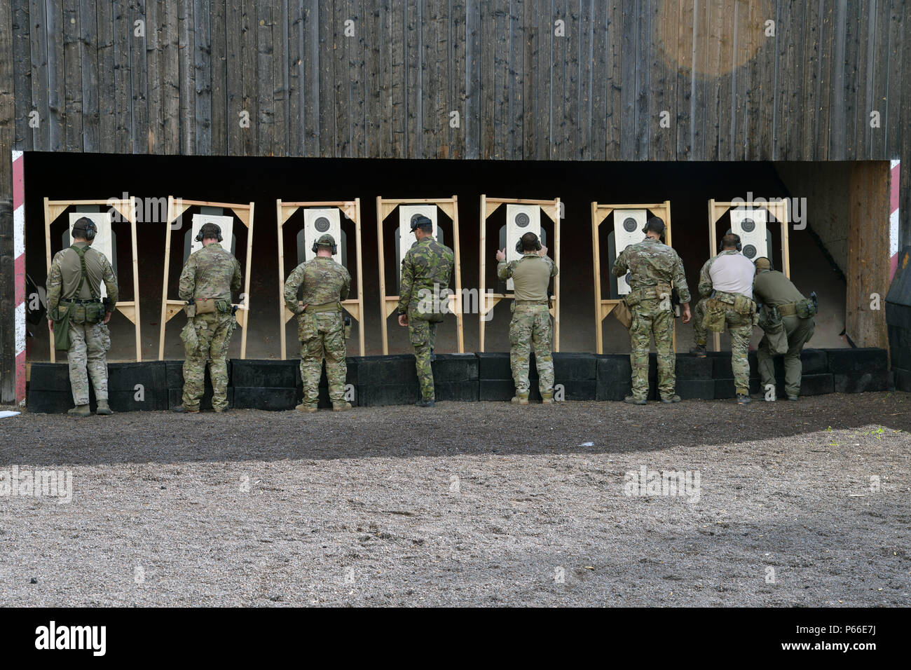 A U.S. Soldiers assigned to 1st Battalion, 10th Special Forces Group ...