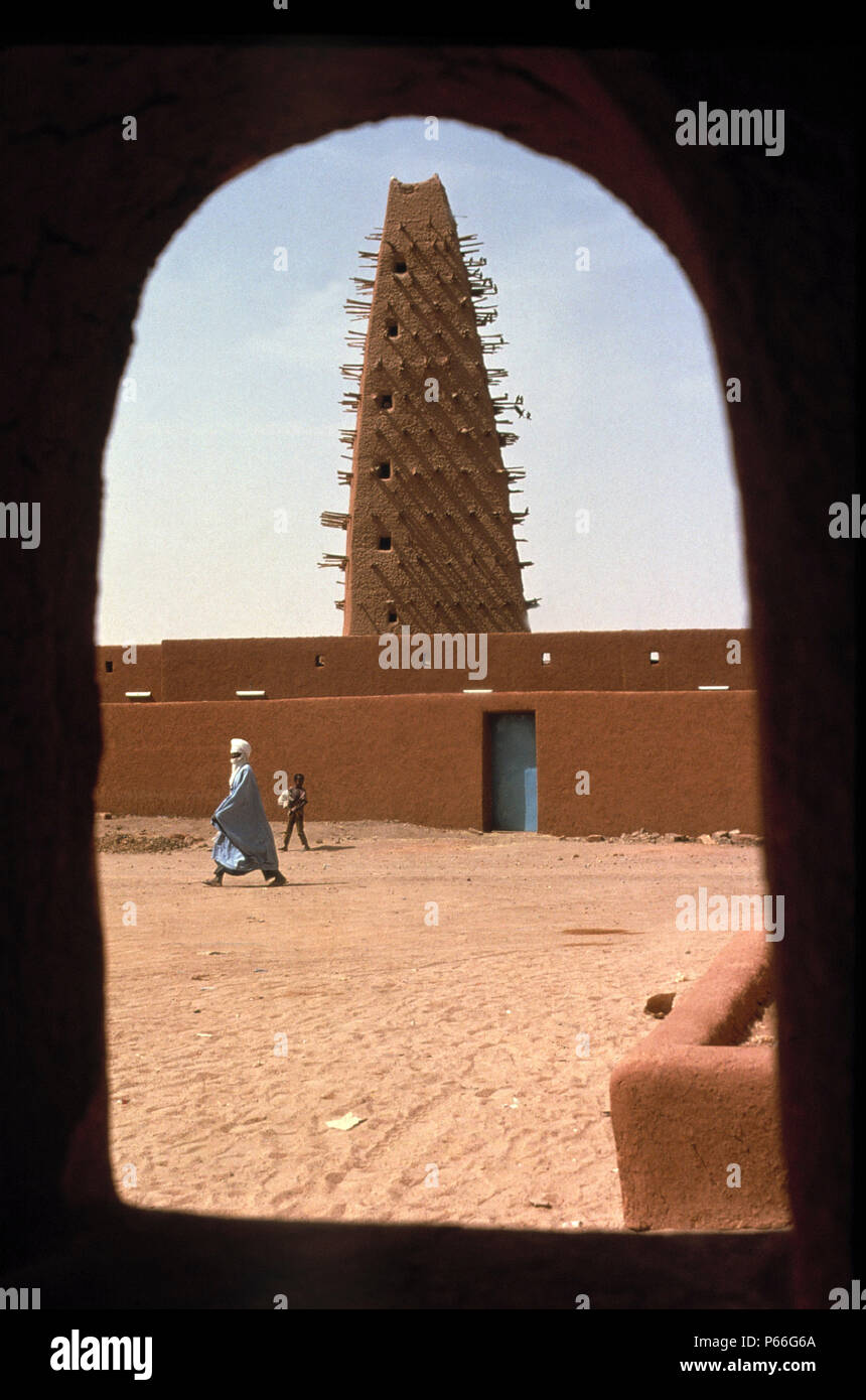 Traditional mud architecture - mosque - city of Agadez - Niger Stock ...
