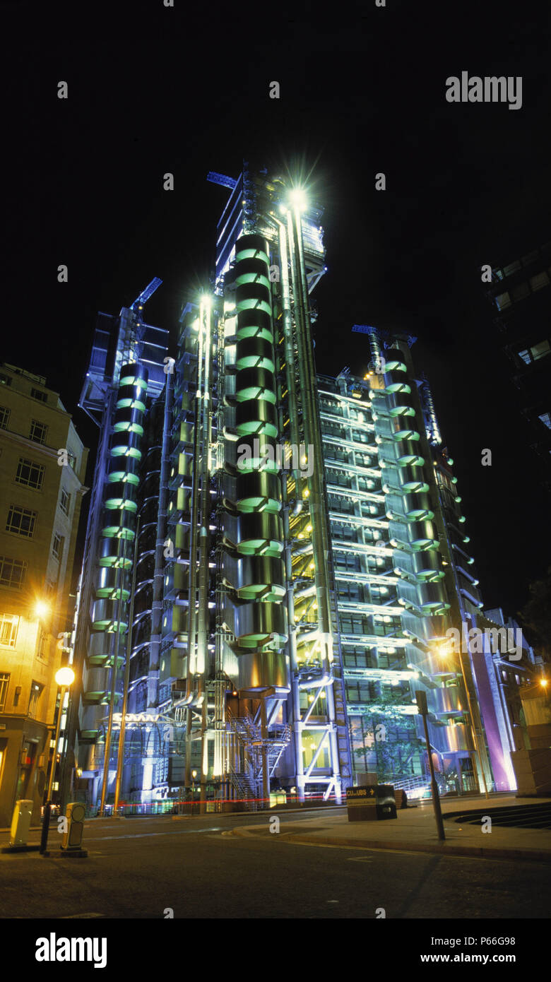 Office building of Lloyd's insurance - city of London - England - Great ...