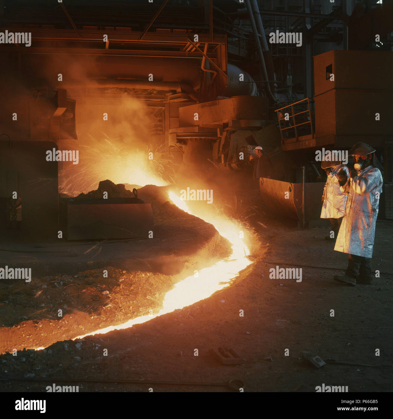Worker pouring molten iron hi-res stock photography and images - Alamy