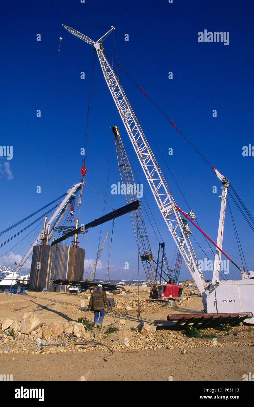 Lattice struts hi-res stock photography and images - Alamy