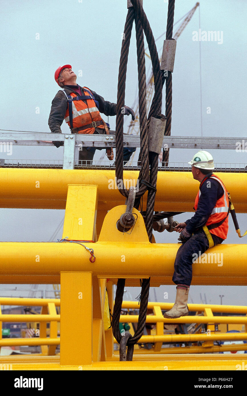Preparation for erection of strut for Millennium Dome. London, United ...