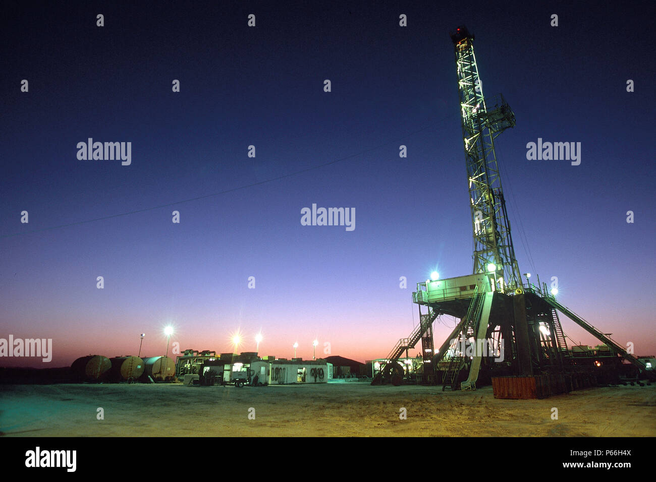 Oil drilling rig. Sahara Desert, Algeria Stock Photo - Alamy