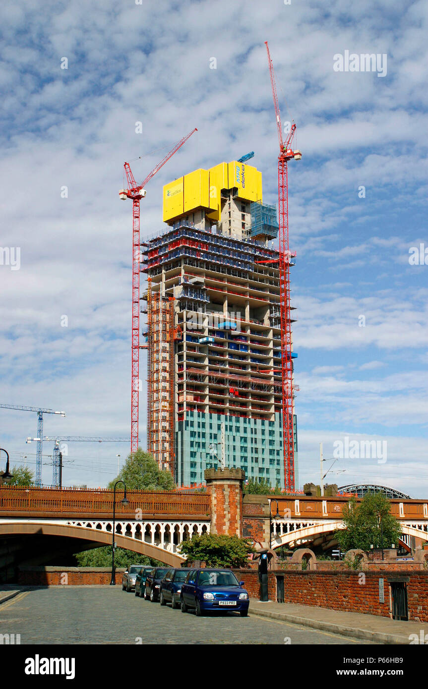 Manchester development. The dramatic 171-metre high glass-clad 47 ...