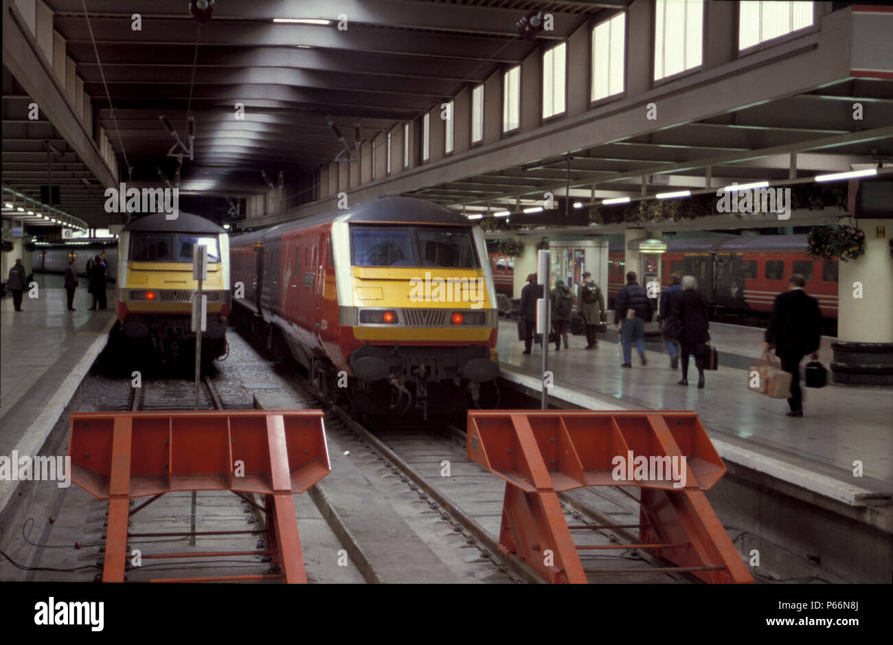 Passenger train buffers london hi-res stock photography and images - Alamy