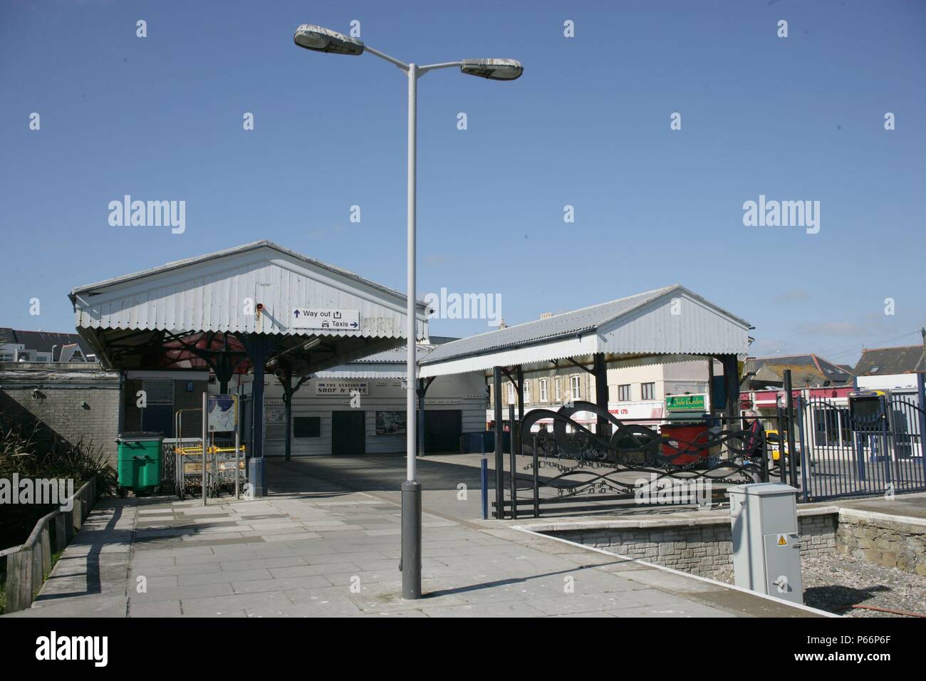 General view of the platform and bay at Newquay station, Cornwall, with ...