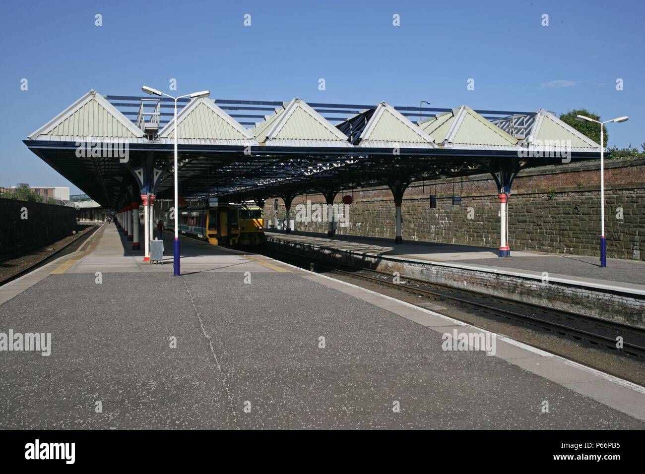 Dundee station hi-res stock photography and images - Alamy