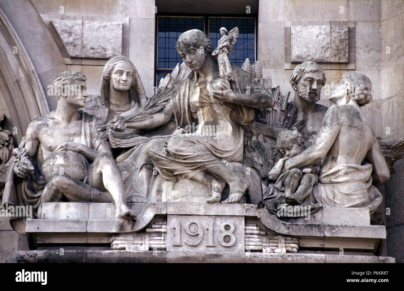 Memorial to the 1914-1918 world war at Waterloo station, London. C1993 ...