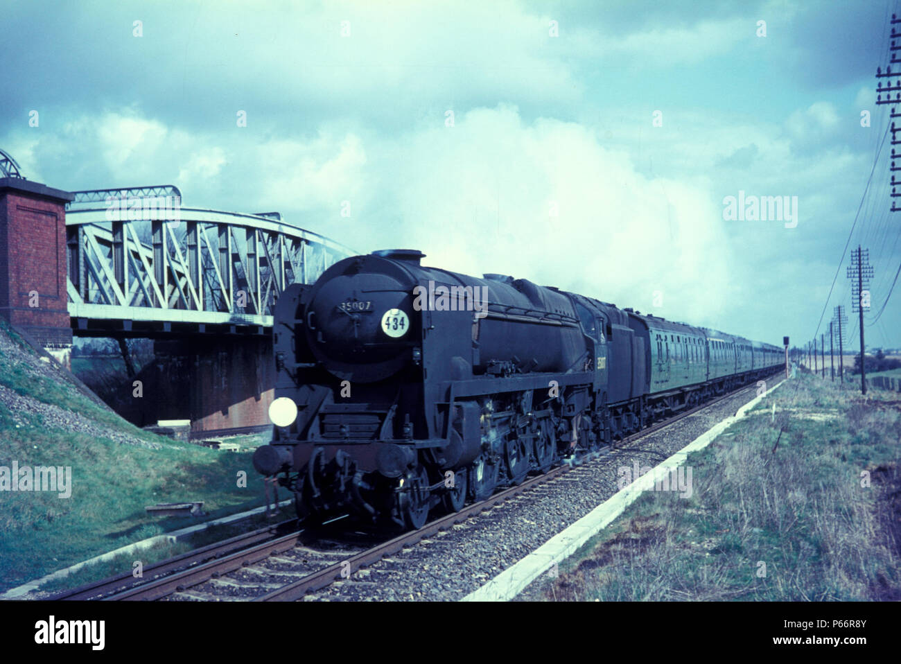 Merchant Navy Class Pacific No.35007 Aberdeen Commonwealth passes ...