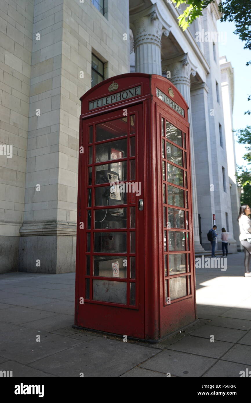 London phone booth door hi-res stock photography and images - Alamy
