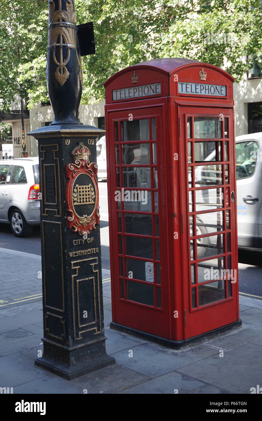 London phone booth door hi-res stock photography and images - Alamy