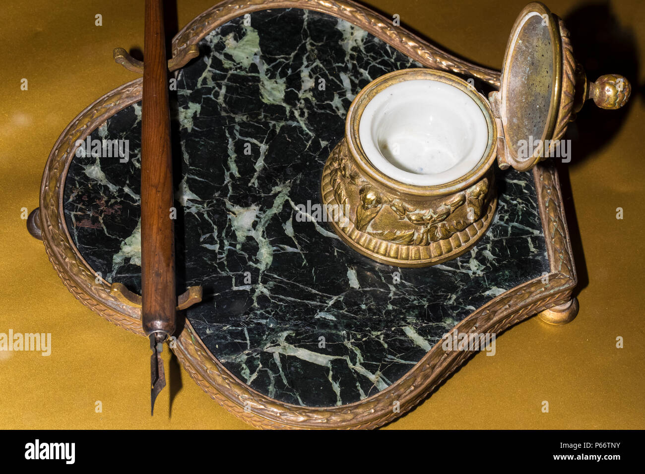 Ink and pen stand hi-res stock photography and images - Alamy