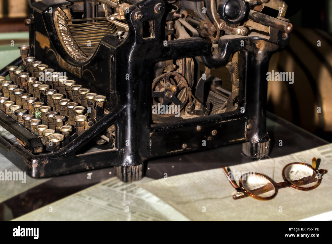 Black typewriter hi-res stock photography and images - Alamy