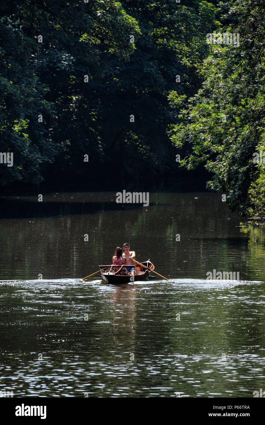 Romantic couple in row boat hi-res stock photography and images - Alamy