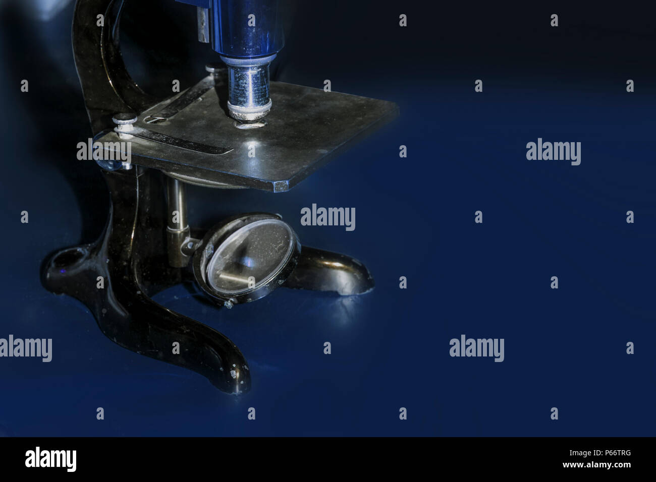 Old microscope hi-res stock photography and images - Alamy
